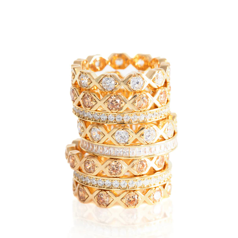 VERA DESIGN XO Gylltur hringur með kampavínslitum steinum – Klukkan